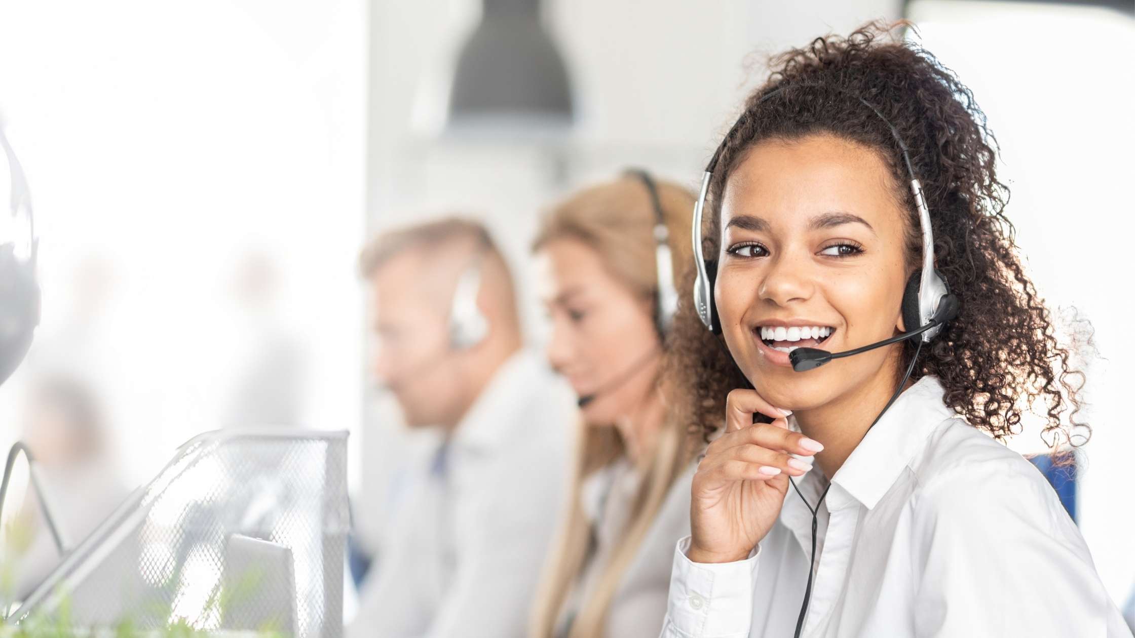 Ultimate guide to virtual assistant call center services (tips & tools)